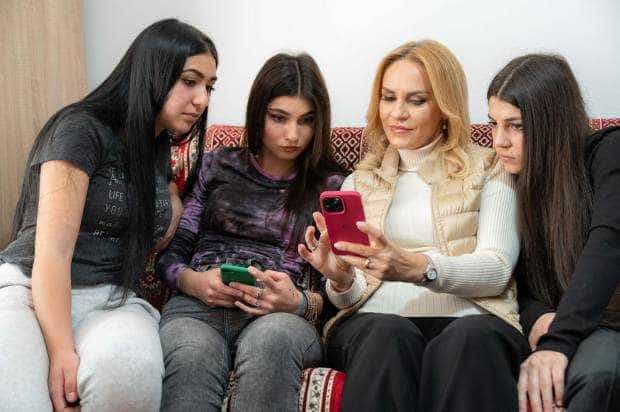 Gabriela Firea: Tinerii care au împlinit 18 ani, dar merg la şcoală sau ... Gabriela Firea: Tinerii care au împlinit 18 ani, dar merg la şcoală sau ...