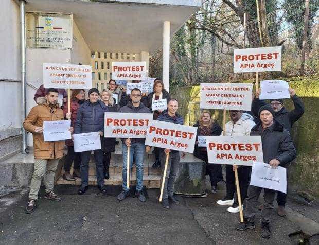 Marți, a doua zi de proteste la APIA Argeș! - Jurnalul de Arges
