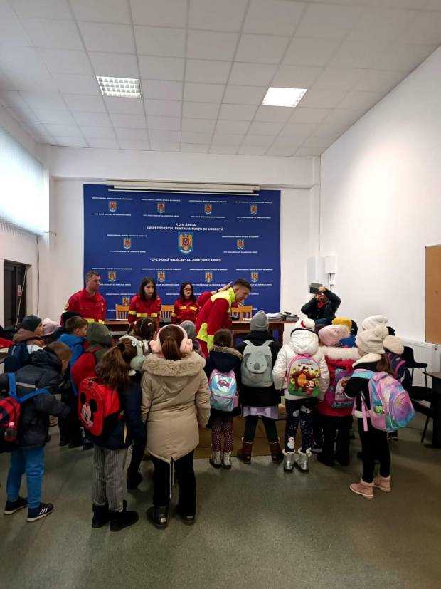 Școala Altfel, la ISU Argeș. Pompierii i-au învățat pe copii ce să facă ...
